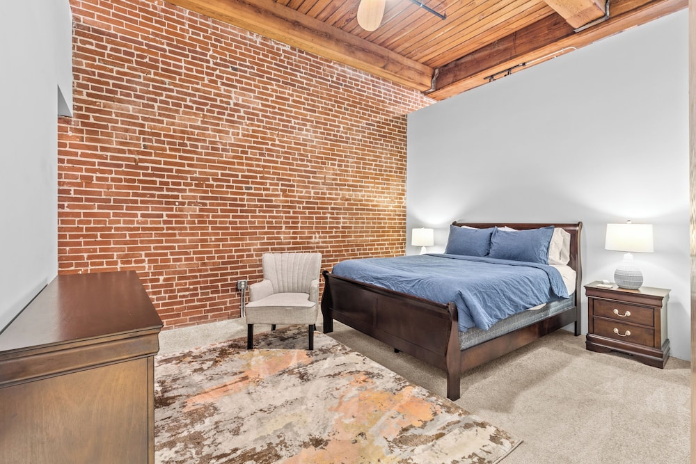 DWTN STL Loft-Perfect Holiday Retreat-Dining Table - St. Louis | Vrbo