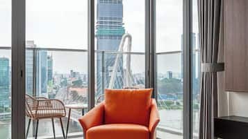 Apartamento panorâmico, 3 quartos, sacada, vista para a cidade | 1 quarto, frigobar (abastecido com alguns itens grátis)