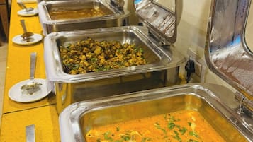 Pequeno-almoço tipo buffet diário (200 INR por pessoa)