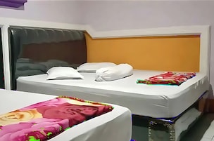 Quarto de hotel com uma cama, uma janela com cortinas e uma parede com textura.