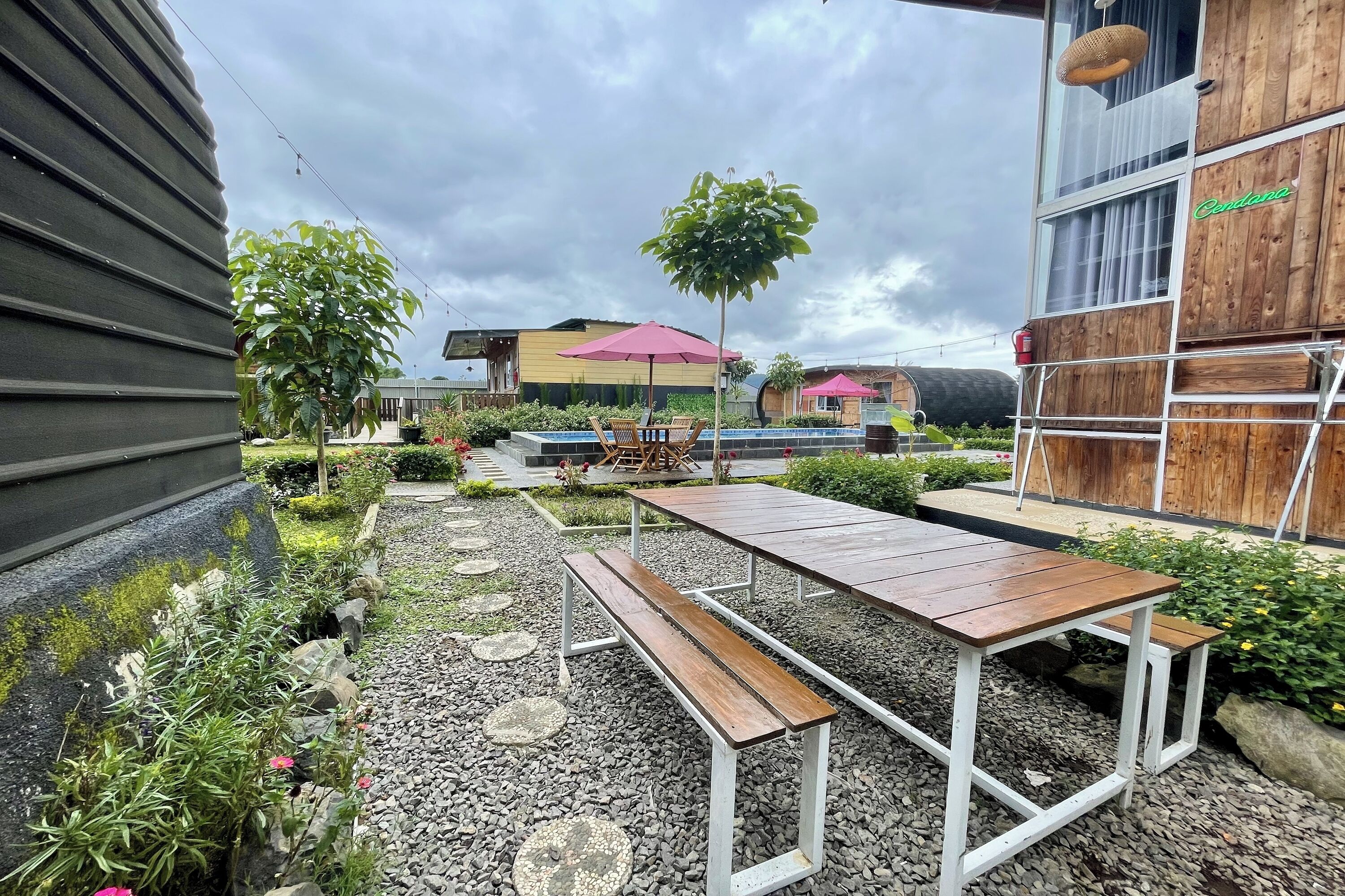 Cabana de Madeira Nobre | Sala de estar | Televisor LCD de 32 polegadas com canais por cabo 