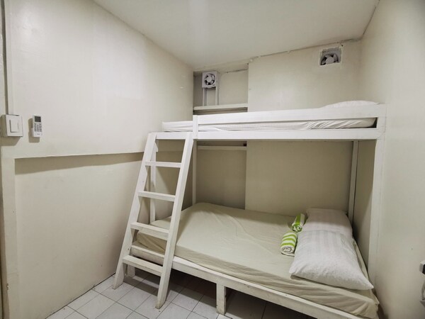 Resort’s Side Hostel Near Shangrila - Lapu-Lapu City