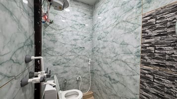 Quarto Deluxe | Casa de banho | Artigos de higiene pessoal grátis, um secador de cabelo, chinelos