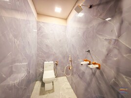 Quarto família | Banheiro | Chuveiro, produtos de toalete grátis, chinelos, toalhas de banho