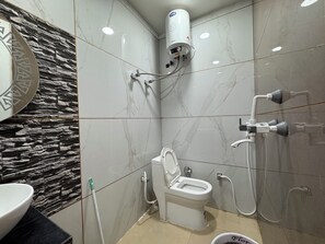 Quarto Deluxe | Casa de banho | Artigos de higiene pessoal grátis, um secador de cabelo, chinelos