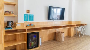 Quarto Duplo Deluxe, vista para a praia | Cofre no quarto, secretária