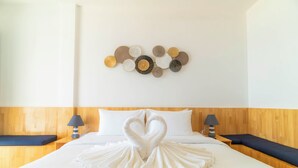 Quarto Duplo Deluxe, vista para a praia | Cofre no quarto, secretária