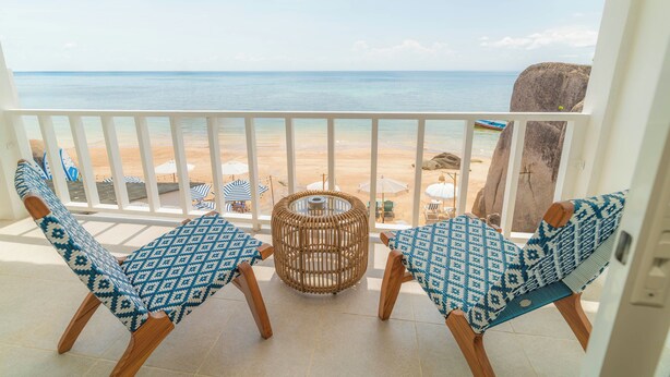Quarto Duplo Deluxe, vista para a praia | Cofre no quarto, secretária