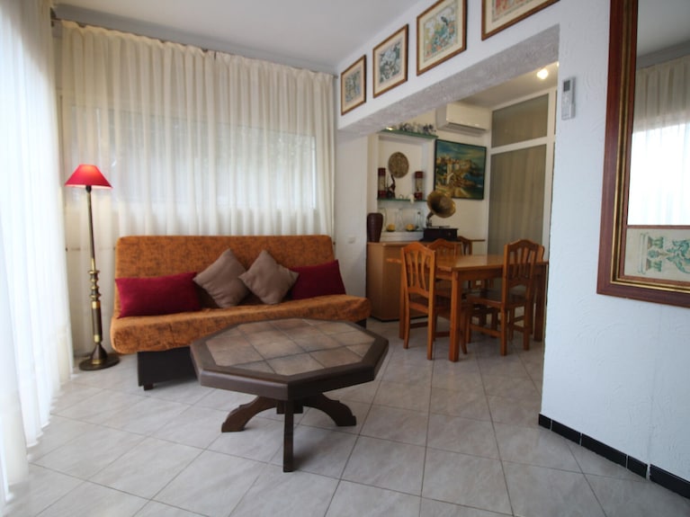 Apartment Near Cap Ras Beach, Sleeps 4, Pets Allowed - Colera