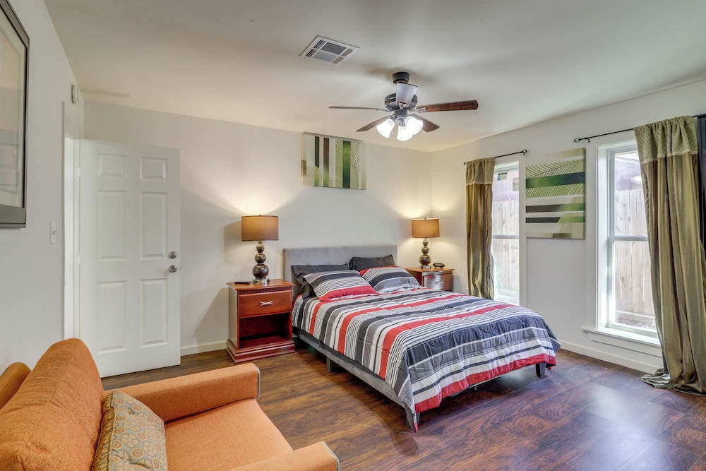 Pool Table & Patio W/ Bar: Spacious Houston Gem! - Houston, TX