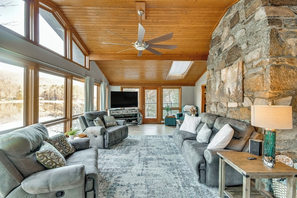 Hot Tub + Mtn Views! Rumbling Bald Resort Cabin - North Carolina