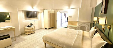 Quarto conforto, sacada, vista para o jardim | Escrivaninha, Wi-Fi de cortesia