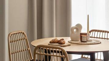 Apartamento Superior em Condomínio Fechado, vista para o pátio | 1 quarto, roupa de alta qualidade, camas de colchão viscoelástico