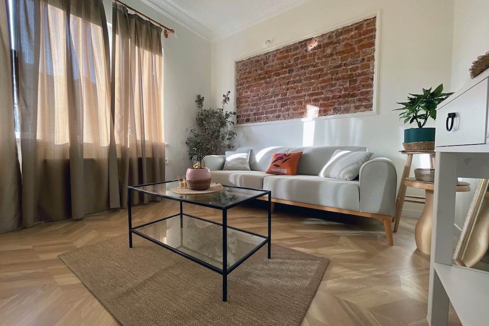 2br And 2bath Balcony Apt In Heart Of Isatanbul #3 - Esenler