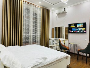 Quarto Duplo Deluxe | Secretária, secretária adequada para computadores portáteis 