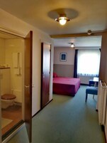 Secretária, secretária adequada para computadores portáteis