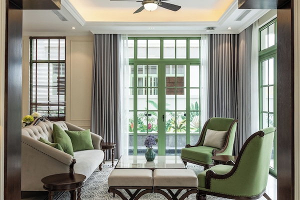 Vila família, 4 quartos, vista para a piscina | Área de estar | Smart TV 50 polegadas com canais digitais