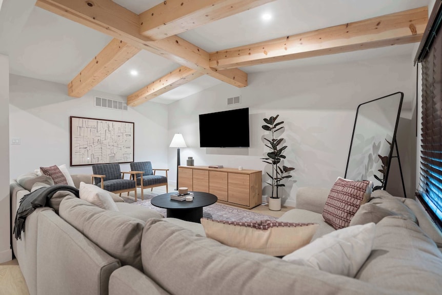 Newly Renovated 5br/2.5ba W/ Jacuzzi! - Pontiac, MI