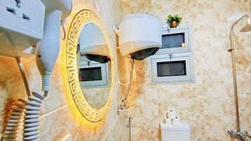 Apartamento Familiar, vista para o jardim | Comodidades da casa de banho | Artigos de higiene pessoal grátis, um secador de cabelo, chinelos