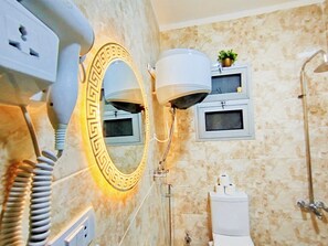 Apartamento Familiar, vista para o jardim | Comodidades da casa de banho | Artigos de higiene pessoal grátis, um secador de cabelo, chinelos 