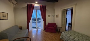 Apartamento Clássico em Condomínio Fechado | Sala de estar | TV de ecrã plano