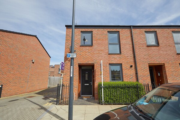 3 Bedroom Large House - Train Station - Derby