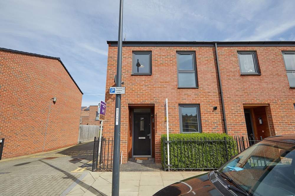 3 Bedroom Large House - Train Station - Derby