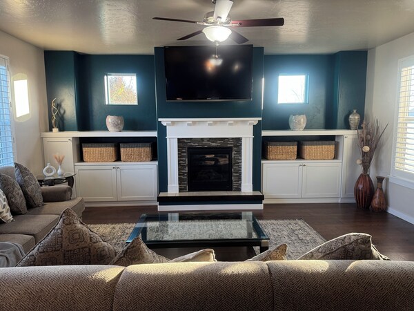 Spacious 4 Bedroom House With Lush .25 Acre Fruit & Rose Garden - Eagle Island State Park, Eagle