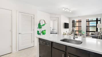 Apartamento conforto | Cozinha privada | Geladeira, micro-ondas, fogão, cooktop