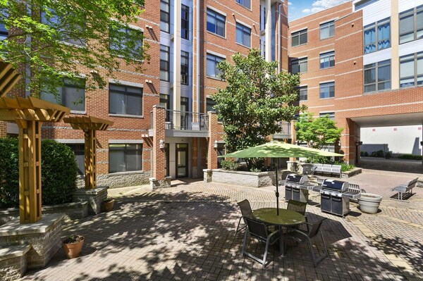 Dc Charm In Crystal Apartments - Alexandria, VA
