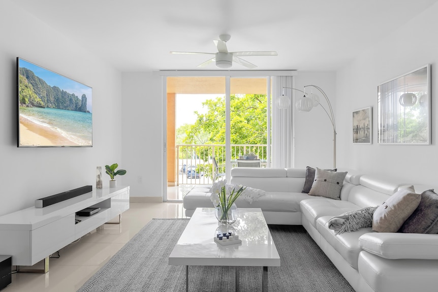 Aventura Modern 2-bedroom Condo In Serene Community - Aventura, FL