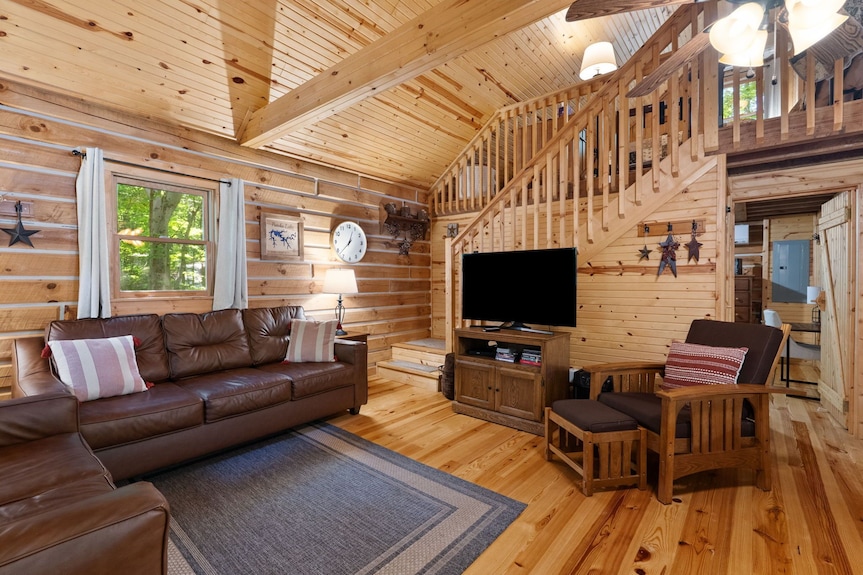Charming Cabin That Has Beds For 8 Guests, Hot Tub, Electric Fireplace, Firepit - Indiana