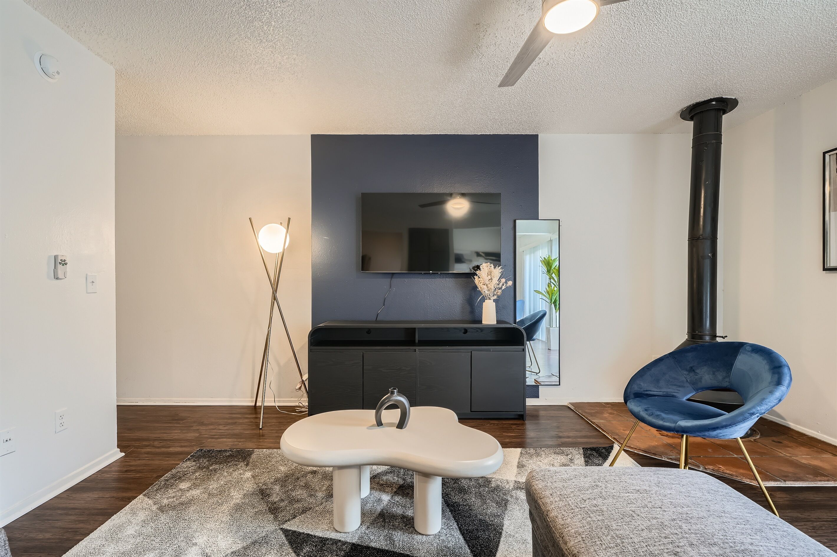 Modern King Suite Getaway | Sleeps 4 | Pool, Prkg - Austin, TX