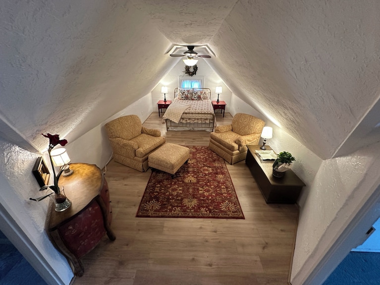 The Trillium House At Depauw - 4/5 Br 3.5 Ba - DePauw University, Greencastle