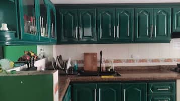 Um frigorífico, utensílios de cozinha