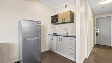Um micro-ondas, uma placa de cozinha, uma torradeira