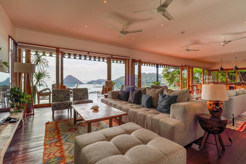 Paradise Garage Komodo Villa - Labuan Bajo