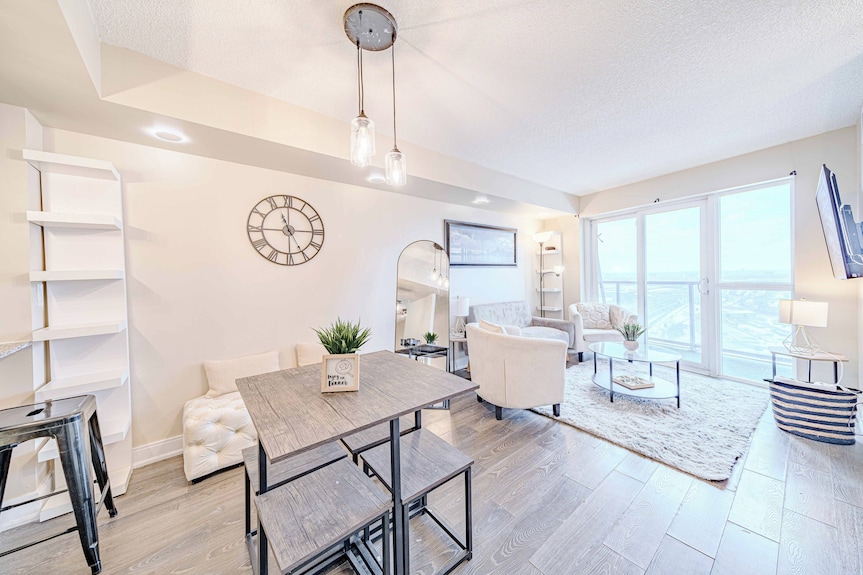 Luxury Farmhouse High-rise Condo With Cn Tower City View, Pool, Hot Tub - Toronto