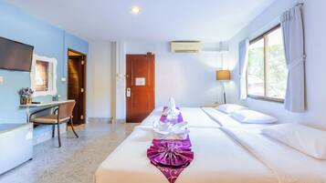 Quarto triplo, vista para a cidade | Escrivaninha, Wi-Fi de cortesia