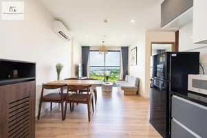 Apartamento urbano, 2 quartos, sacada, vista para a cidade | Área de estar | Smart TV 24 polegadas com canais a cabo