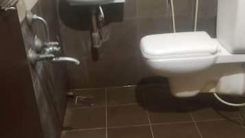 Quarto Clássico com Cama de Casal | Casa de banho | Um polibã