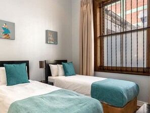 Apartamento Standard, 2 quartos, não fumadores, Vista para a cidade | Cofre no quarto, secretária adequada para computadores portáteis 