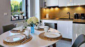 Apartamento conforto | Cozinha privada | Geladeira, fogão, cooktop, cafeteira/chaleira