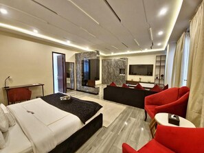 Suíte estúdio superior, vista para a cidade | 1 quarto, cofres nos quartos, quartos à prova de som