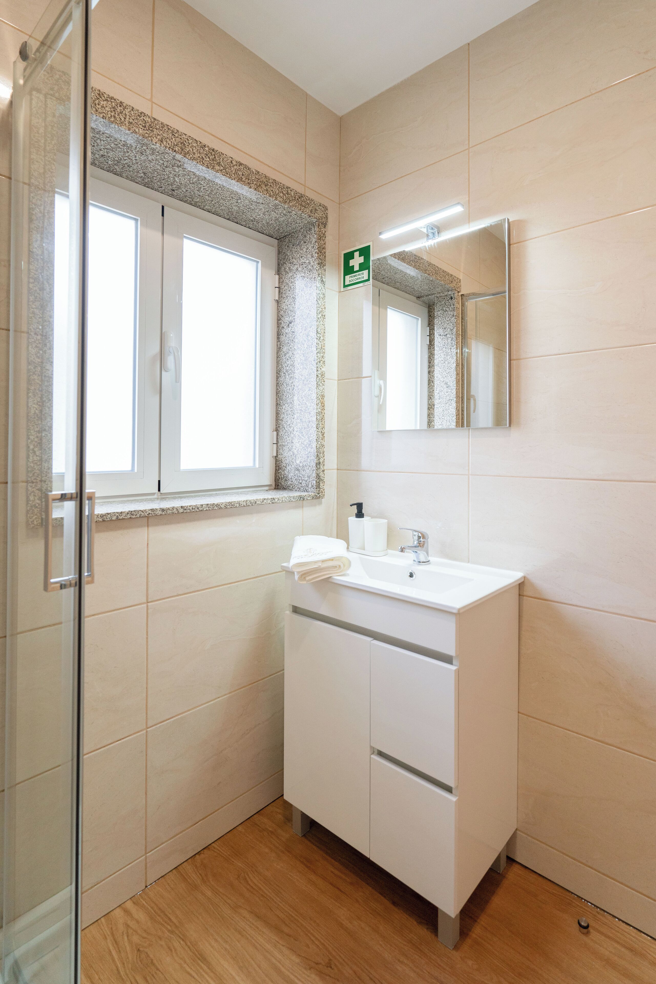 Um polibã, um chuveiro fixo, artigos de higiene pessoal grátis, sabão 