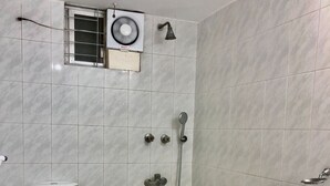 Uma casa de banho com sanita, banheira e lavatório.