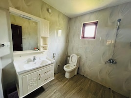 Quarto Triplo, varanda, vista para o jardim | Casa de banho | Um bidé 