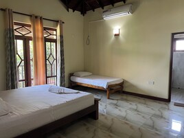 Quarto triplo, sacada, vista para o jardim | Ferros/tábuas de passar roupa, Wi-Fi de cortesia