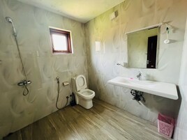 Quarto Duplo Deluxe, 1 quarto, varanda, vista para o jardim | Casa de banho