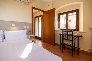 Quarto casal superior, vista para a cidade | Berços (sobretaxa), Wi-Fi de cortesia, roupa de cama